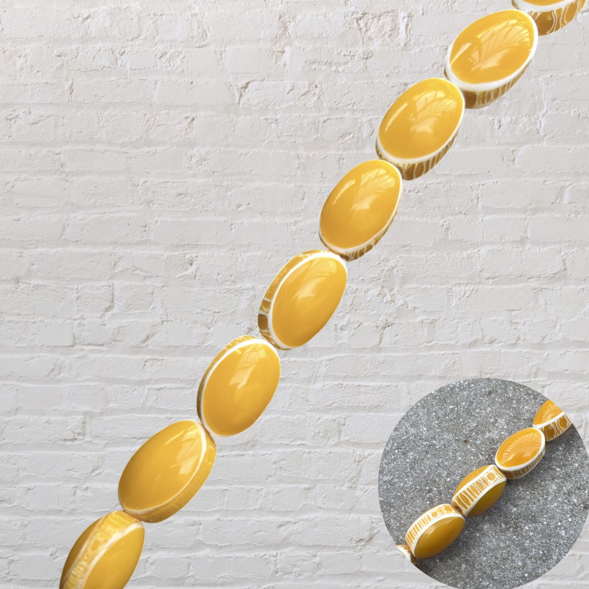 Bone with resin oval yellow / ca.21x15x12mm / 18pcs.